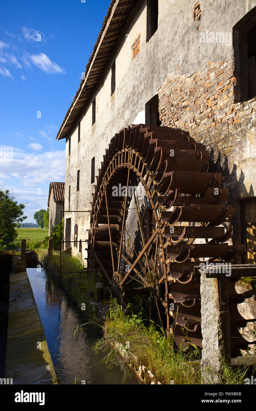 Old fashioned water wheel hi-res stock photography and images - Alamy