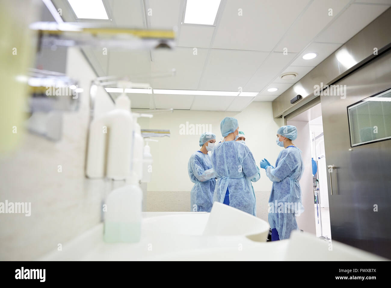 Surgeon preparation sink sink hi-res stock photography and images - Alamy