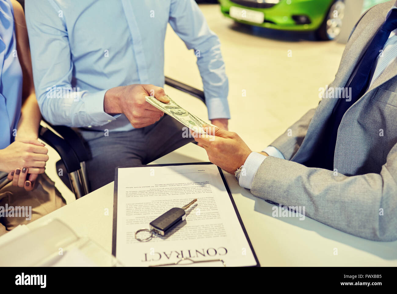 Couple giving money hi-res stock photography and images - Alamy