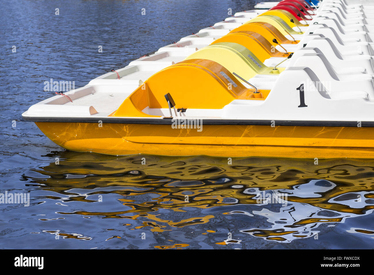 Row of boats hi-res stock photography and images - Alamy