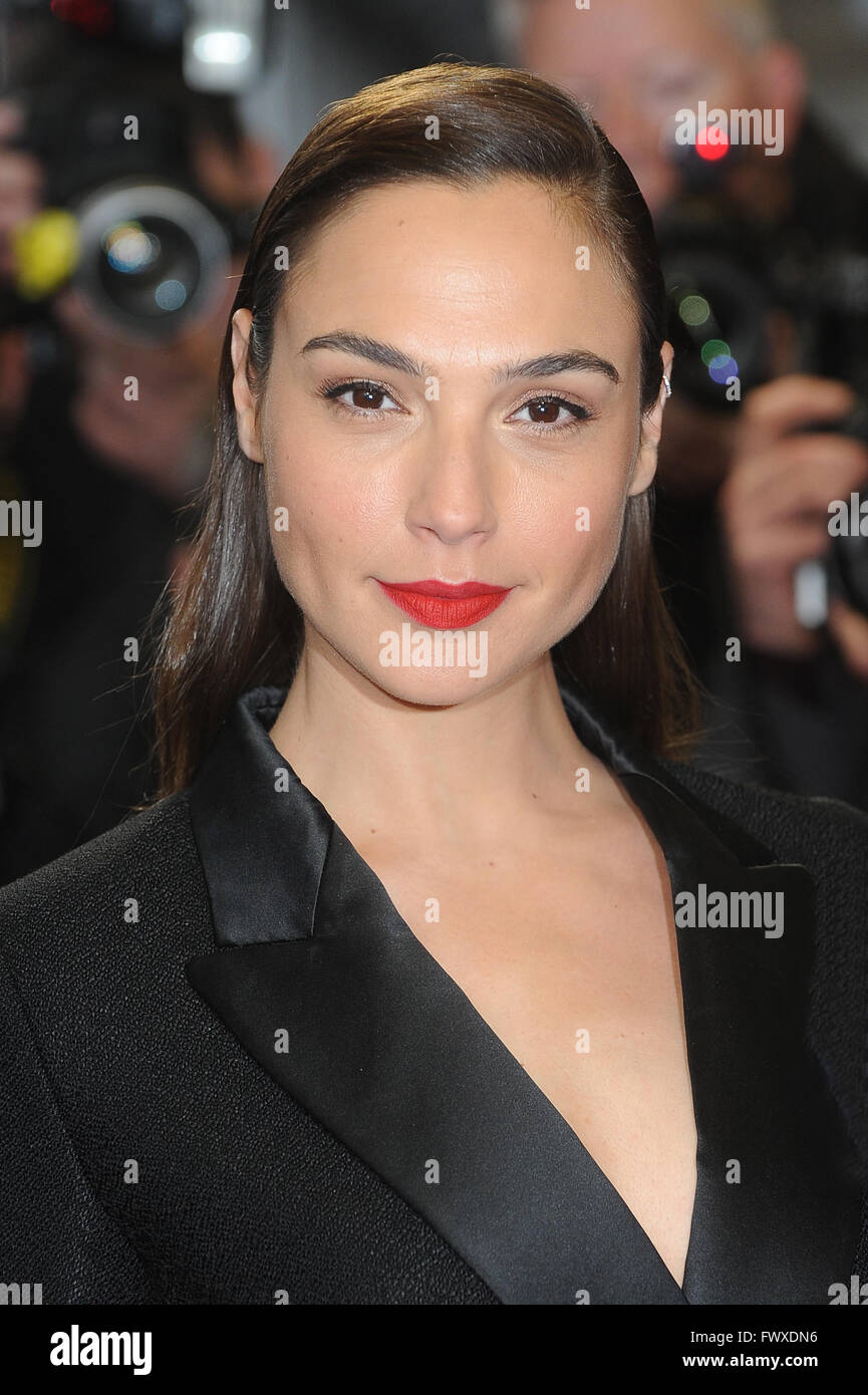 Gal gadot model hi-res stock photography and images - Alamy