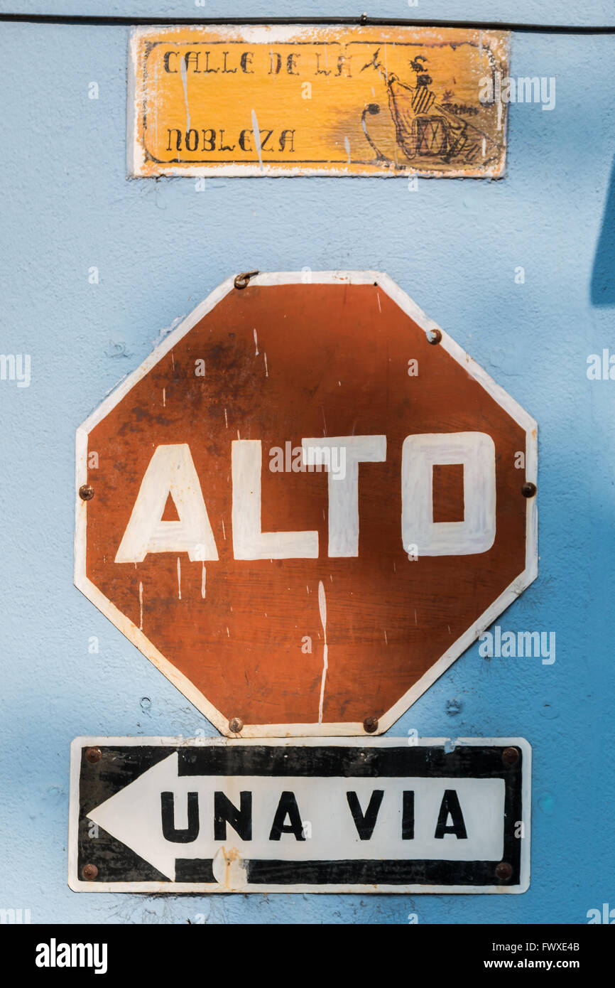Stop sign in Spanish in Antigua, Guatemala Stock Photo - Alamy