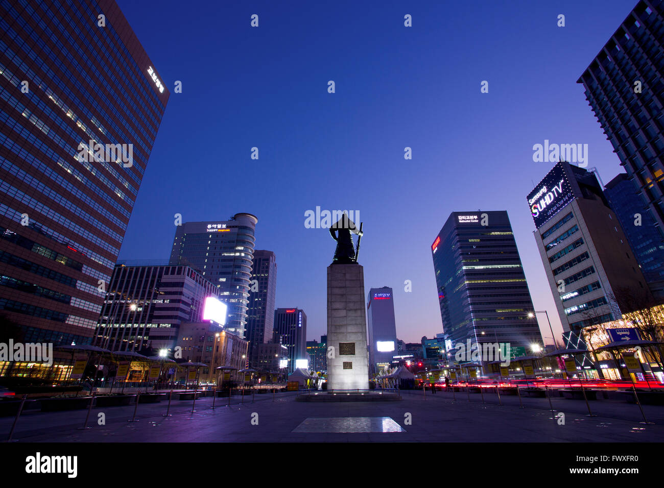 Night view of Seoul with Statue of Admiral Yi Sun-sin Stock Photo - Alamy