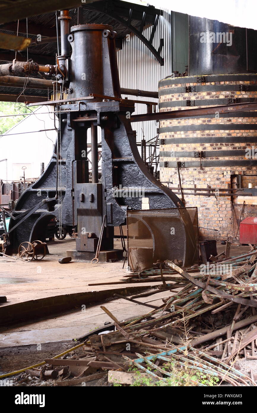 Factory workshop old machinery Stock Photo - Alamy