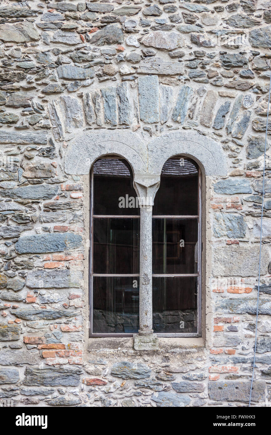 Romanesque window hi-res stock photography and images - Alamy