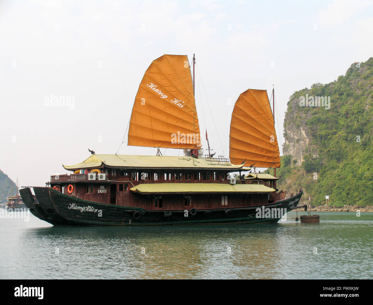 Junk boats cruising Halong Bay, Vietnam Stock Photo - Alamy