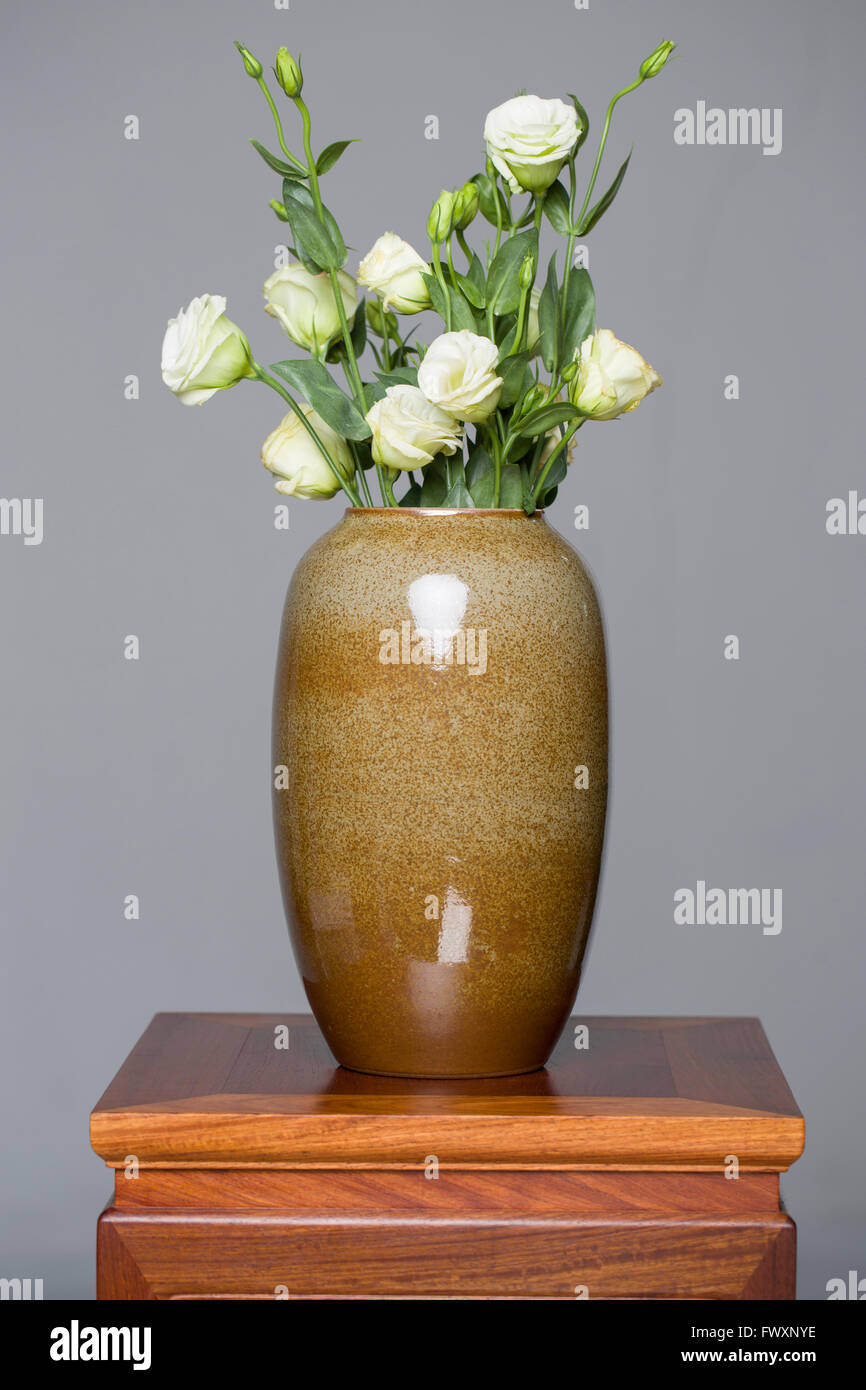 Flower vase with white roses Stock Photo - Alamy