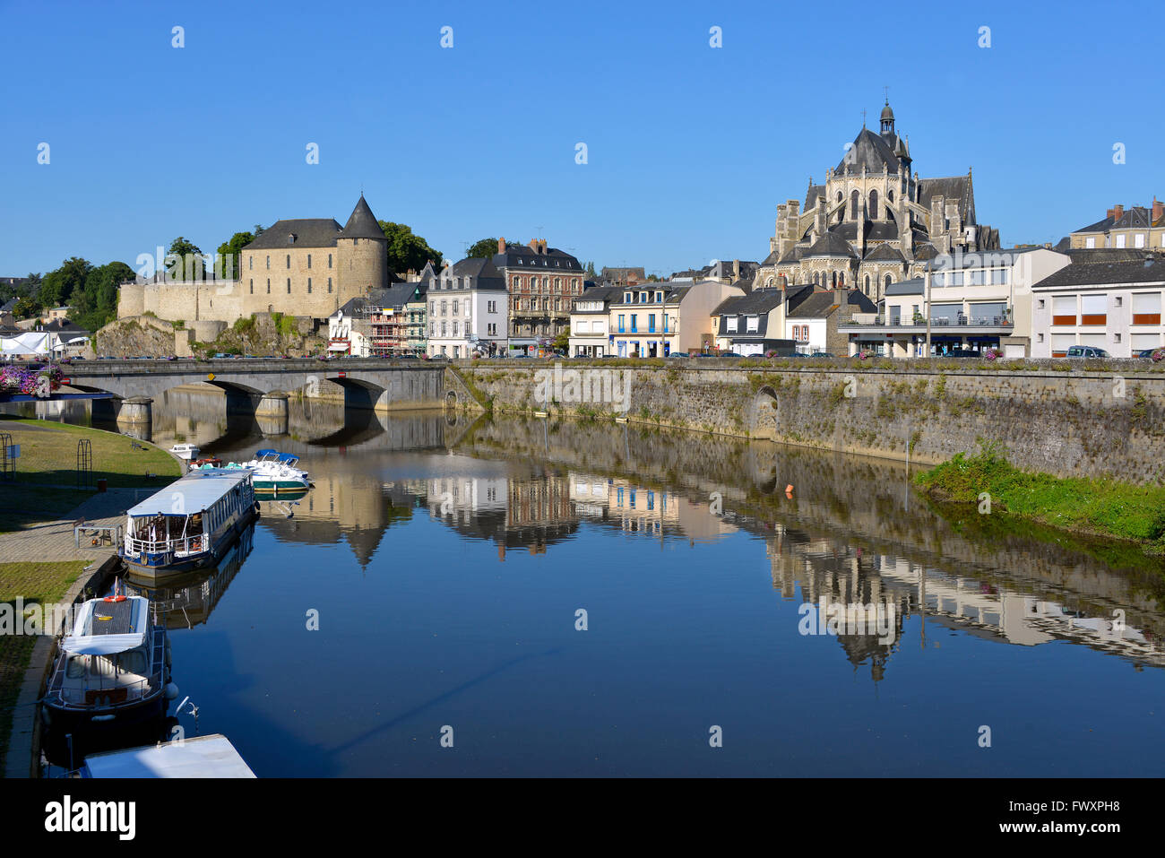 Mayenne city castle river la hi-res stock photography and images - Alamy