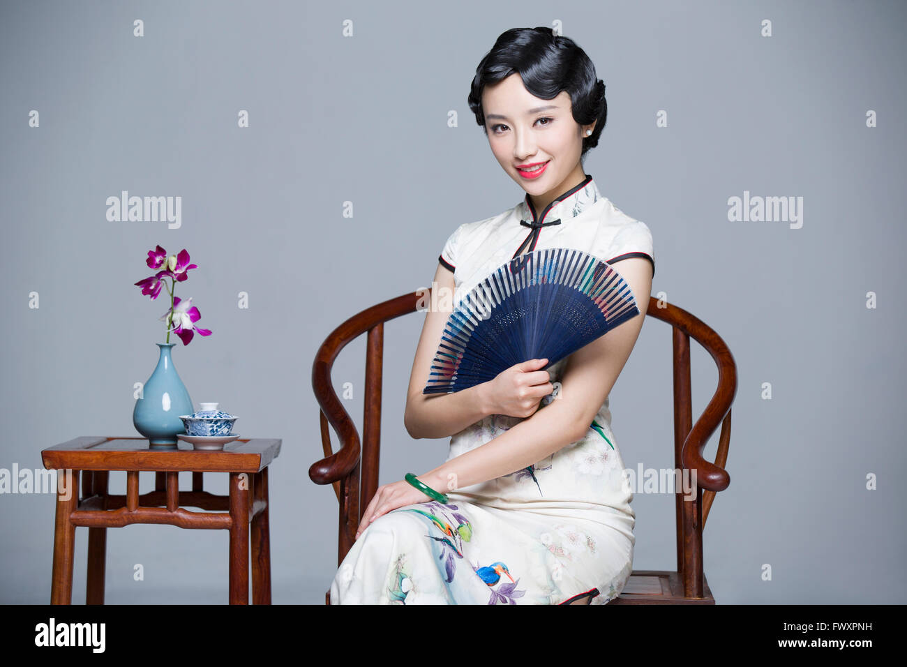 Cheongsam woman fan hi-res stock photography and images - Alamy