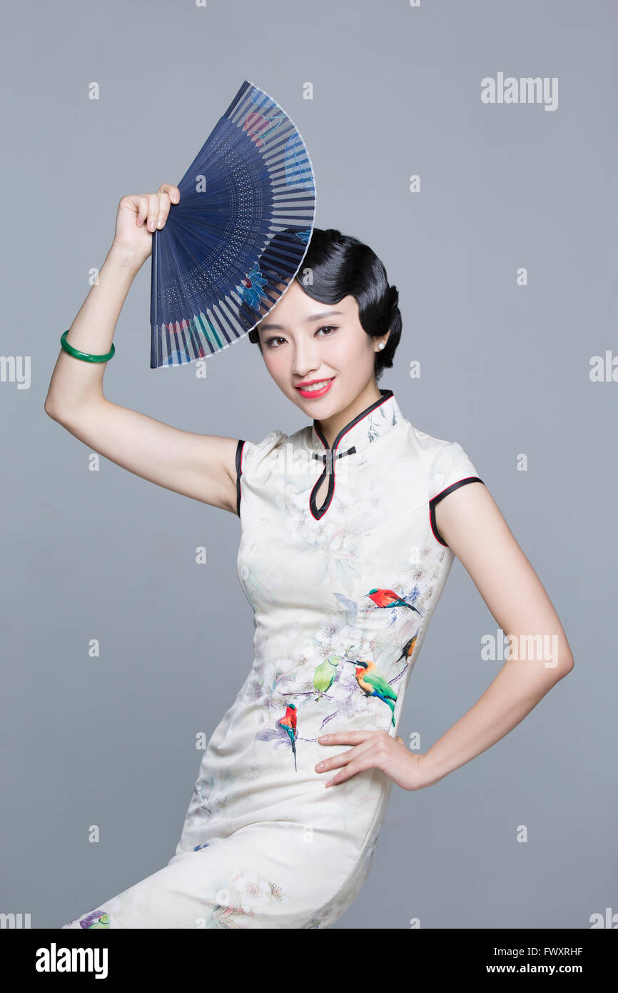 Asian beauty posing chinese fan hi-res stock photography and images - Alamy