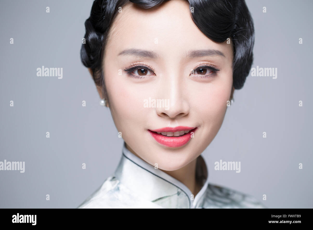 Headshot of young beautiful woman in traditional cheongsam Stock Photo ...