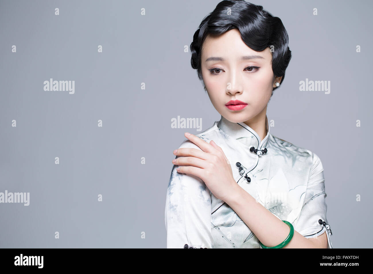 Young beautiful woman in traditional cheongsam Stock Photo - Alamy
