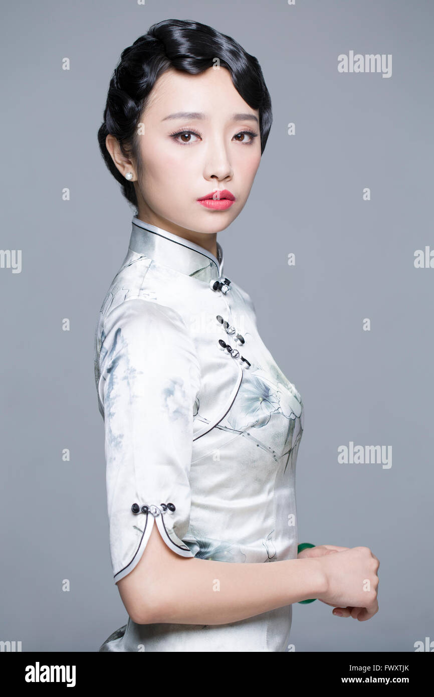 Portrait of young beautiful woman in traditional cheongsam Stock Photo ...