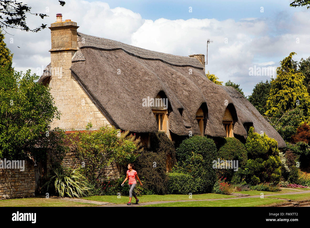 Thatched cottage in Chippin Camden, Cotswold Stock Photo - Alamy
