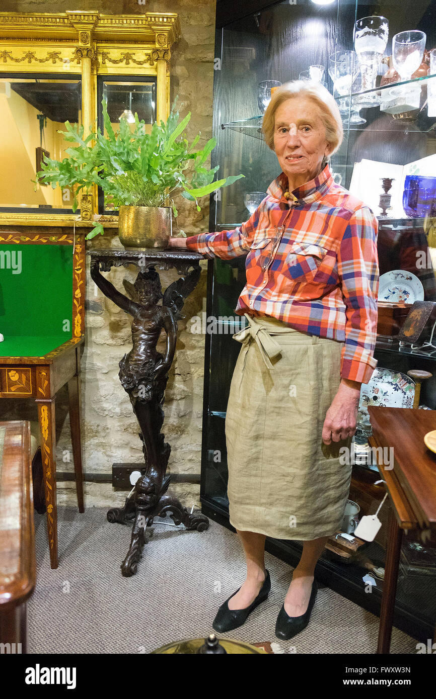 Tudor house shop hi-res stock photography and images - Alamy