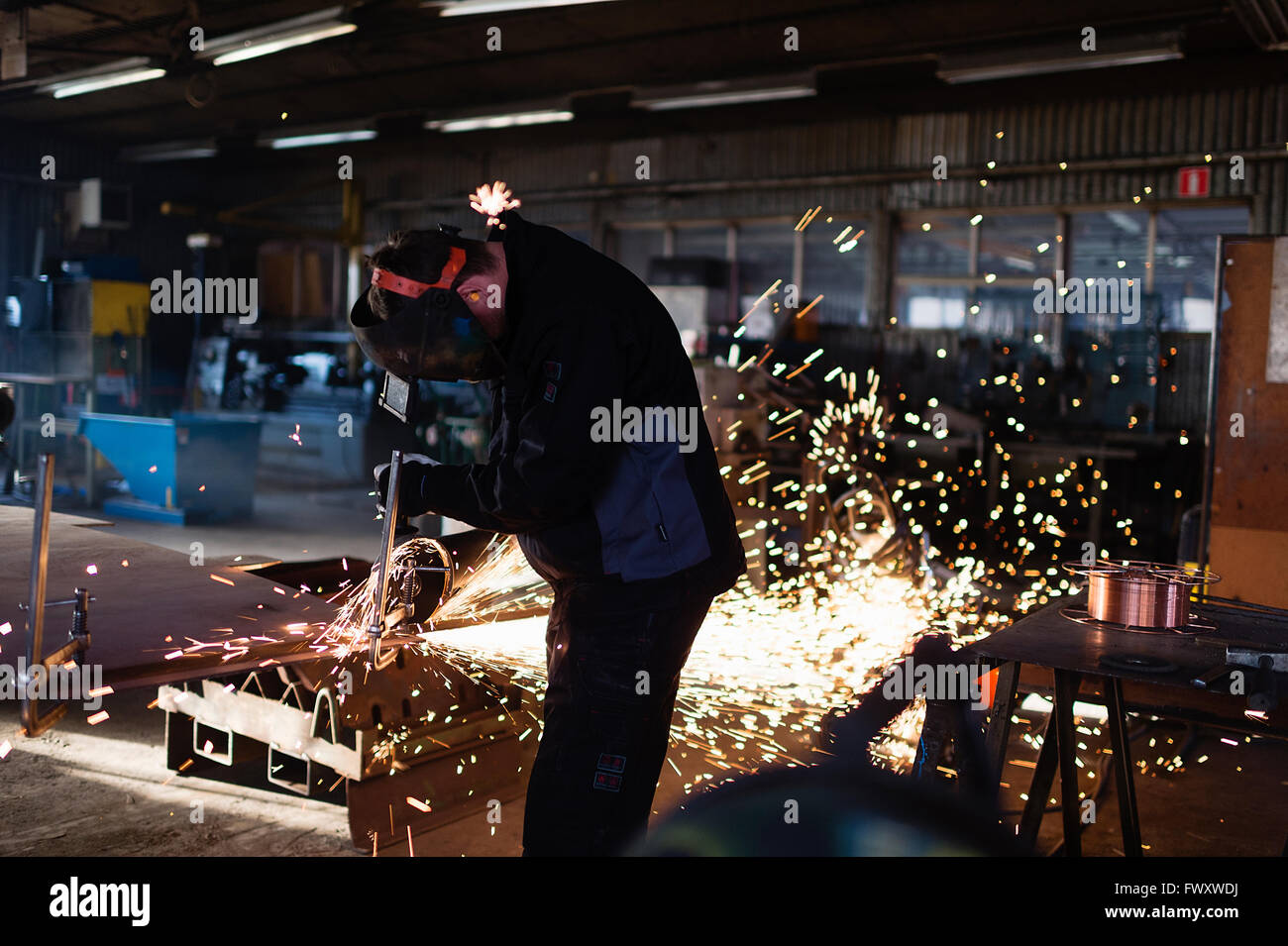 Man cutting metal hi-res stock photography and images - Alamy