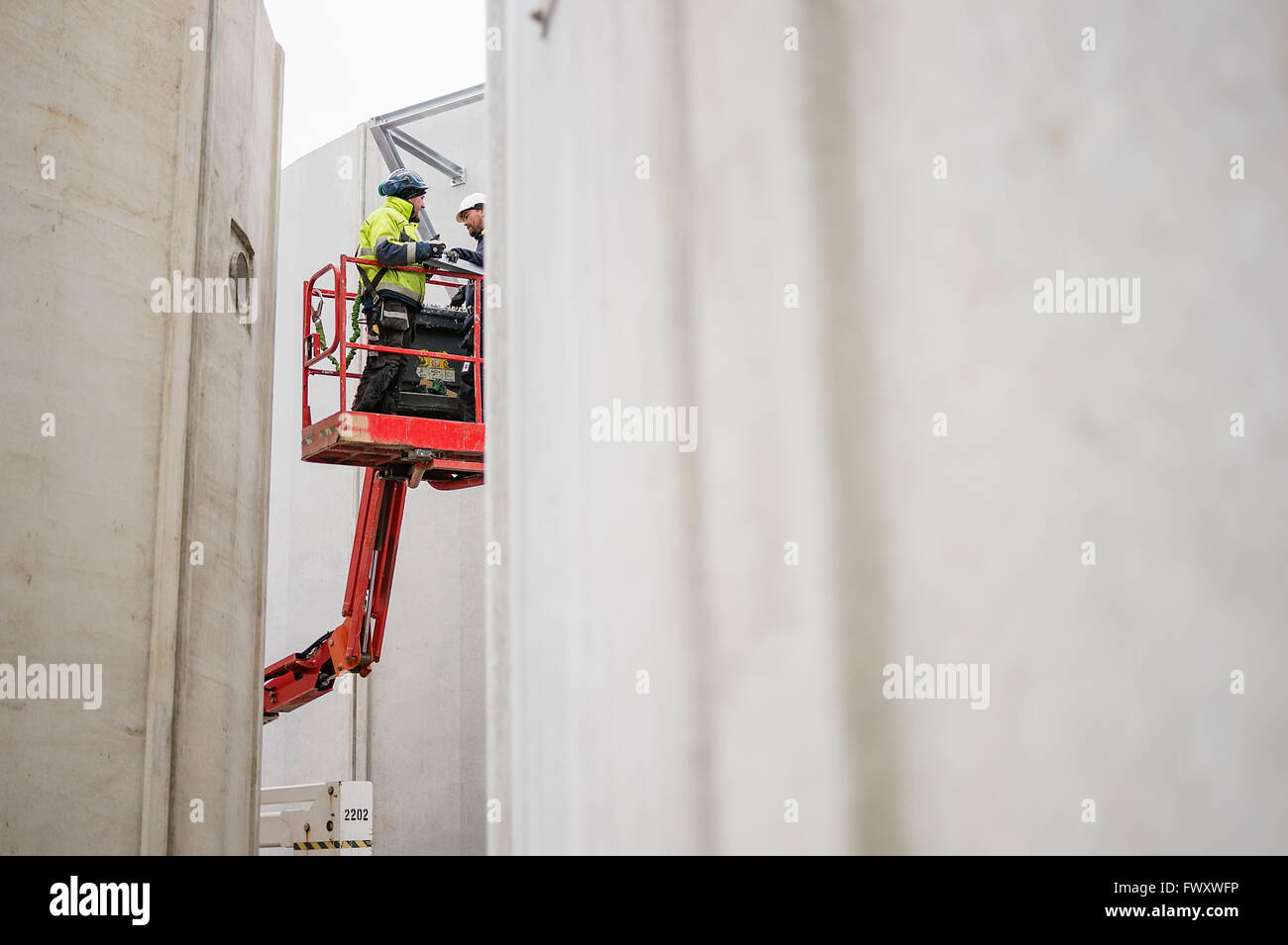 Two men on cherry picker hi-res stock photography and images - Alamy