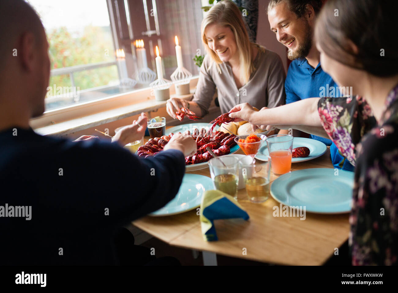 People sitting table hi-res stock photography and images - Alamy