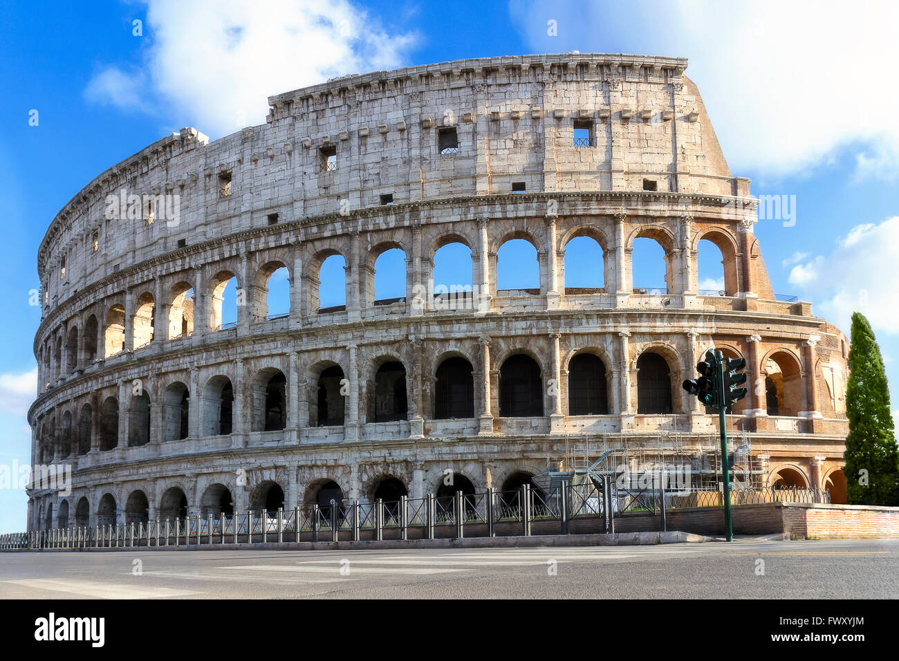 Side view of the famous monument, complete facade of the Colosseum ...