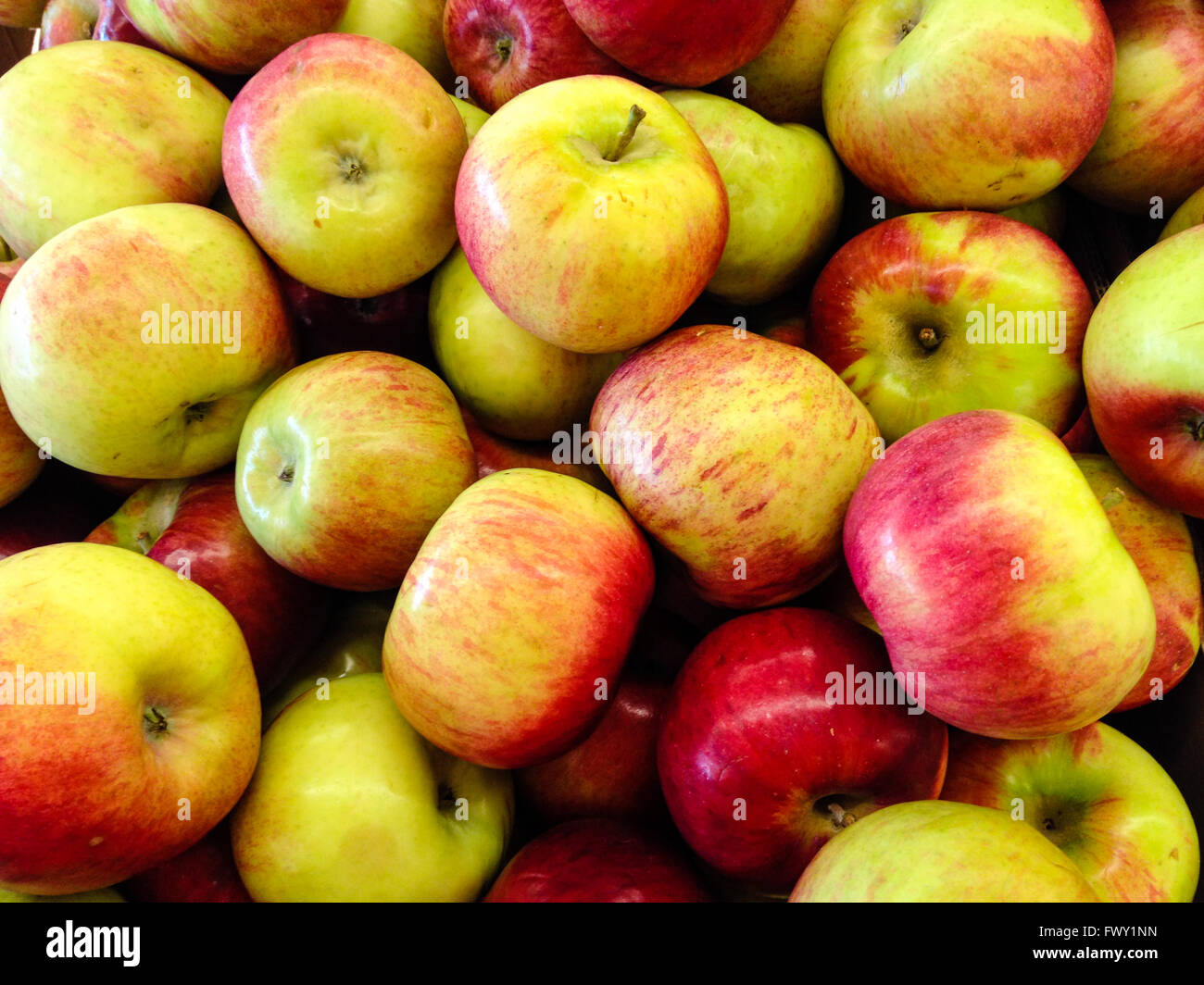 Pile of apples Stock Photo - Alamy