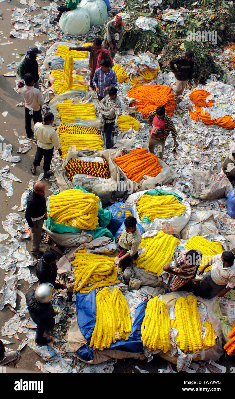 Flower market near Howrah bridge, Kolkata, India Stock Photo - Alamy