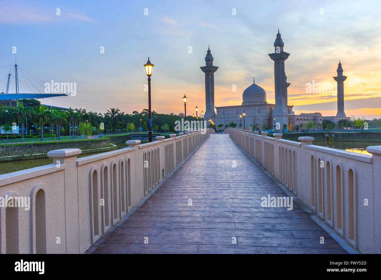 Bukit jelutong mosque hi-res stock photography and images - Alamy
