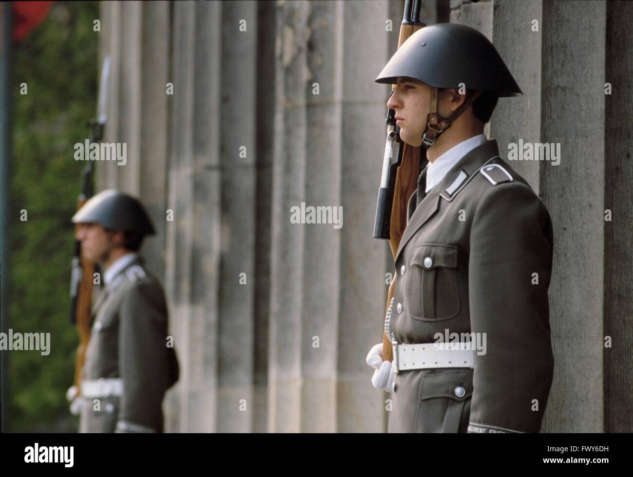 East Berlin (DDR) , May 1986, guard to Mausoleum of the Heroes Stock ...