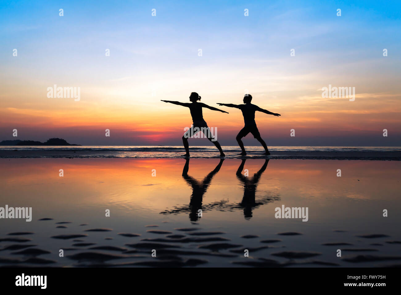 Group exercise on beach hi-res stock photography and images - Alamy