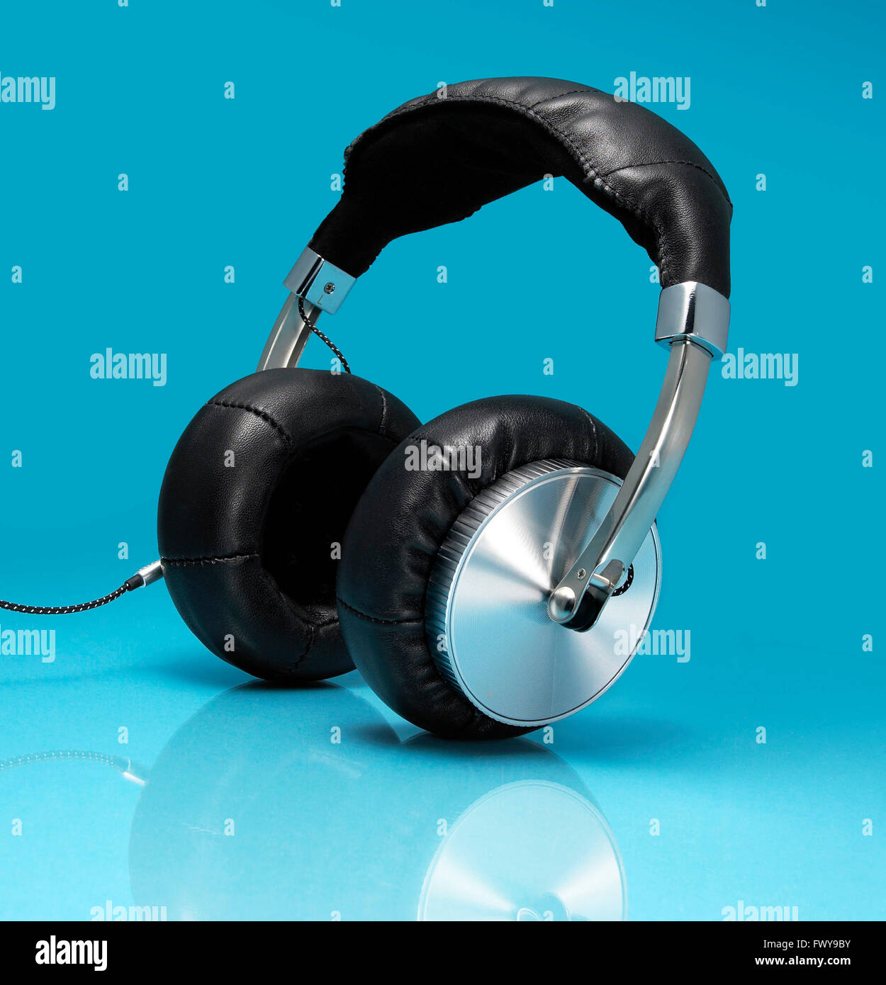 Listen black hi-res stock photography and images - Alamy