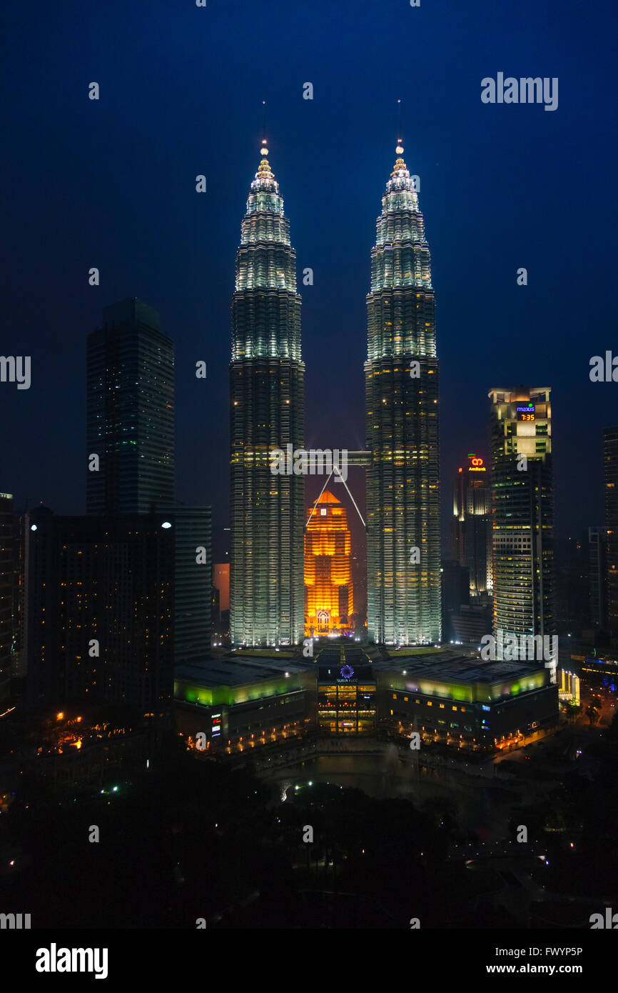 Night view of the Petronas Twin Towers, Kuala Lumpur, Malaysia Stock ...