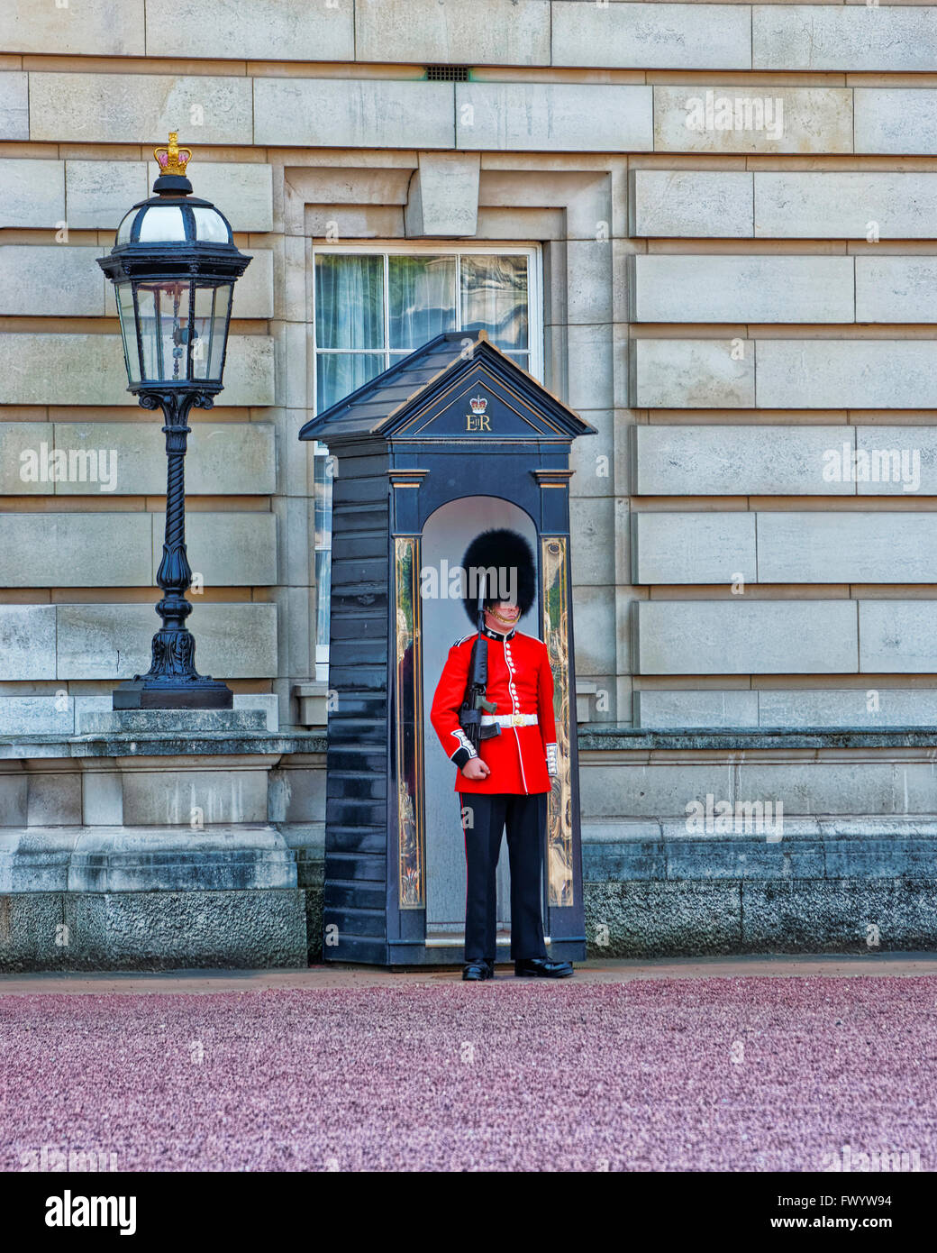 LONDON, ENGLAND - APRIL 30, 2011: Queen Guard at his post at Buckingham ...