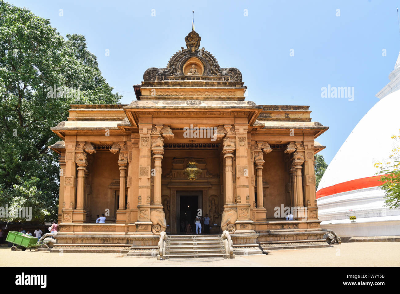 A Buddhist temple inside the complex of Kelaniya Raja Maha Vihara Stock ...