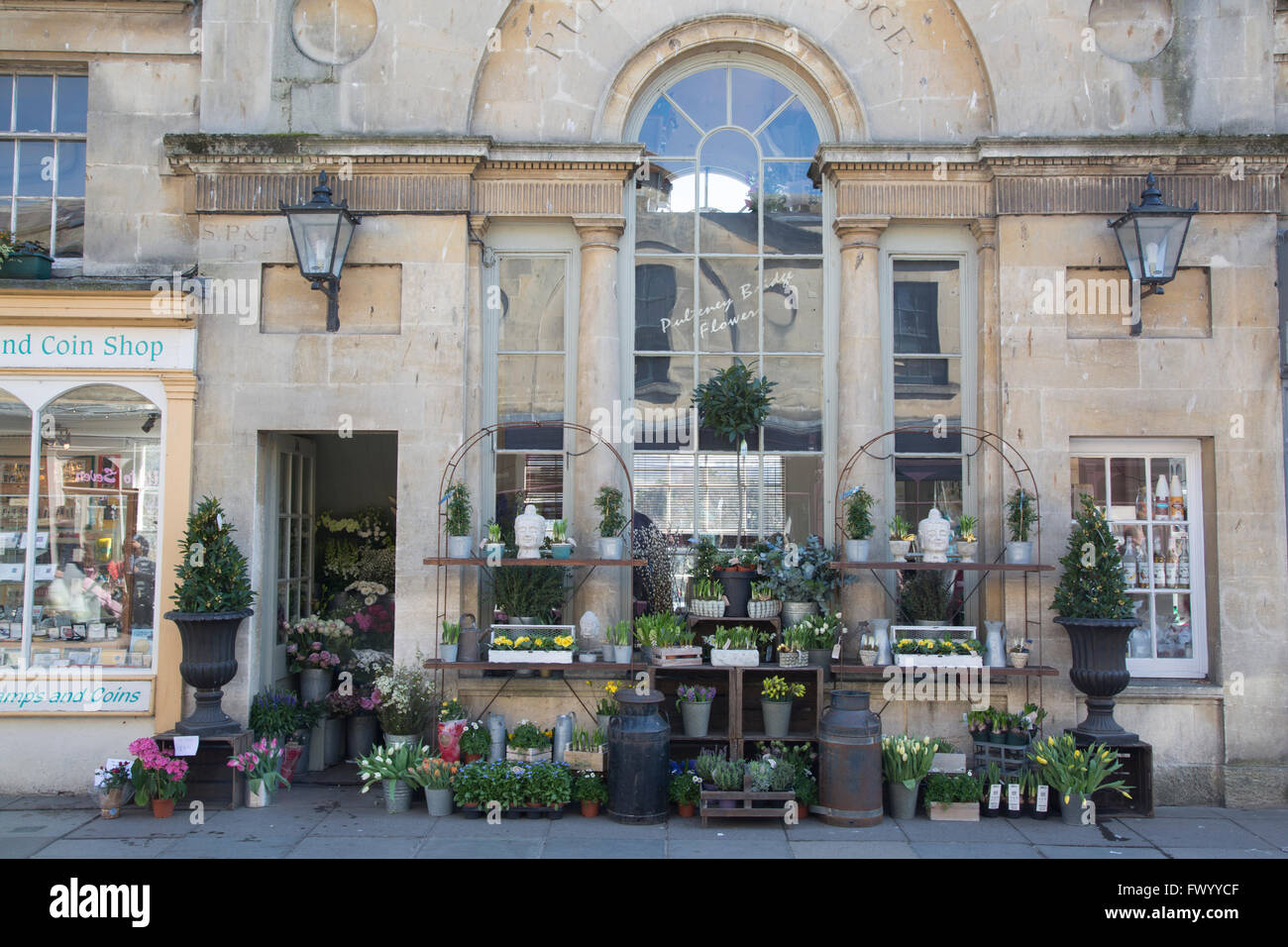 Florist on Pulteney Bridge, Bath, England, UK Stock Photo - Alamy