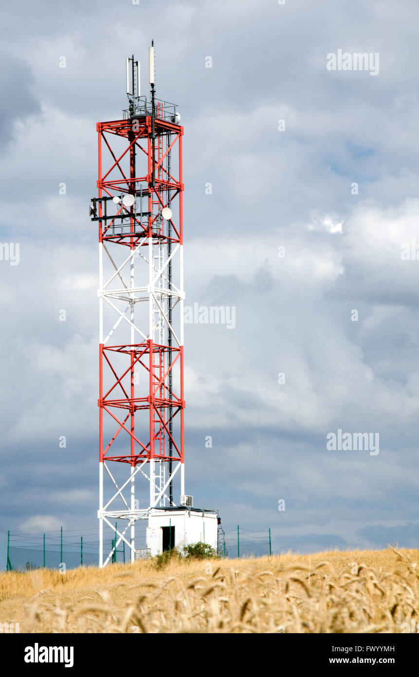 Satellite towers hi-res stock photography and images - Alamy