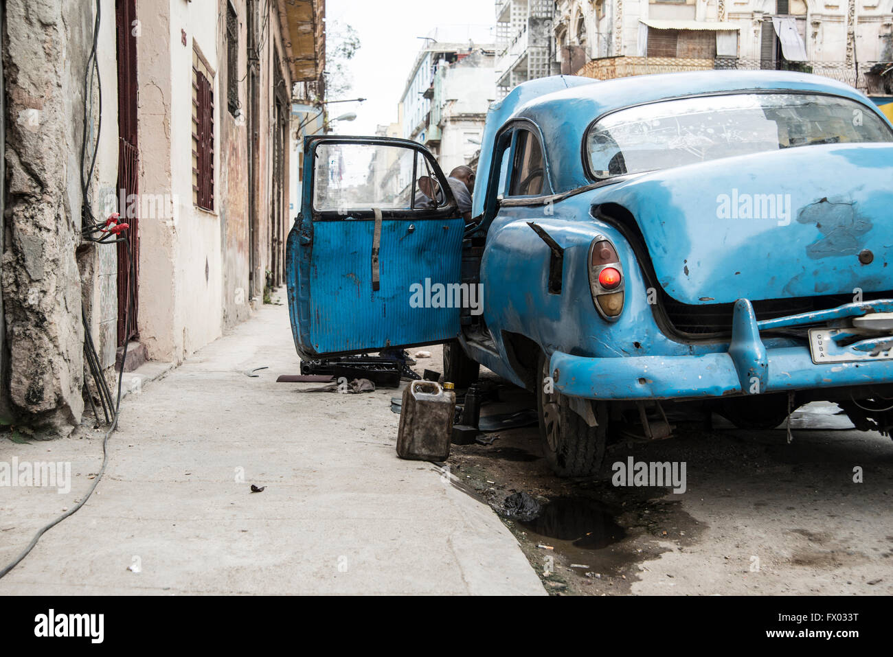 Car breakdown in cuba hi-res stock photography and images - Alamy