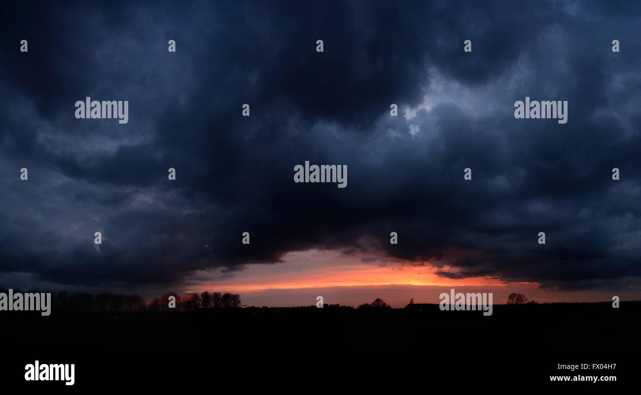 Dramatic thunder hi-res stock photography and images - Alamy