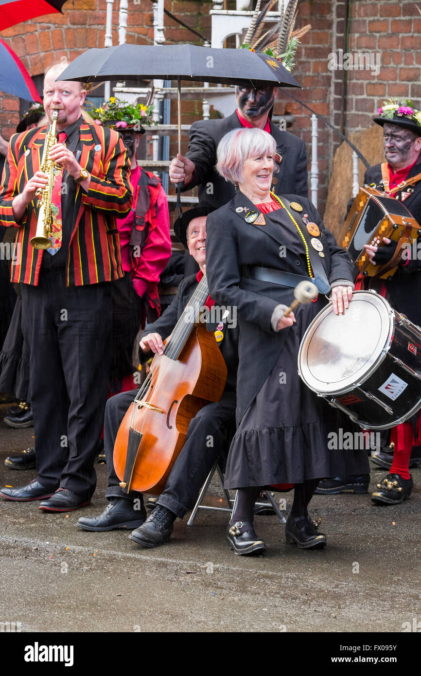 Musicians with Iron Men and Severn Gilders morris dancers performing in ...