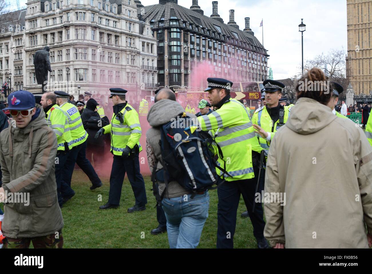 Police clash hi-res stock photography and images - Alamy