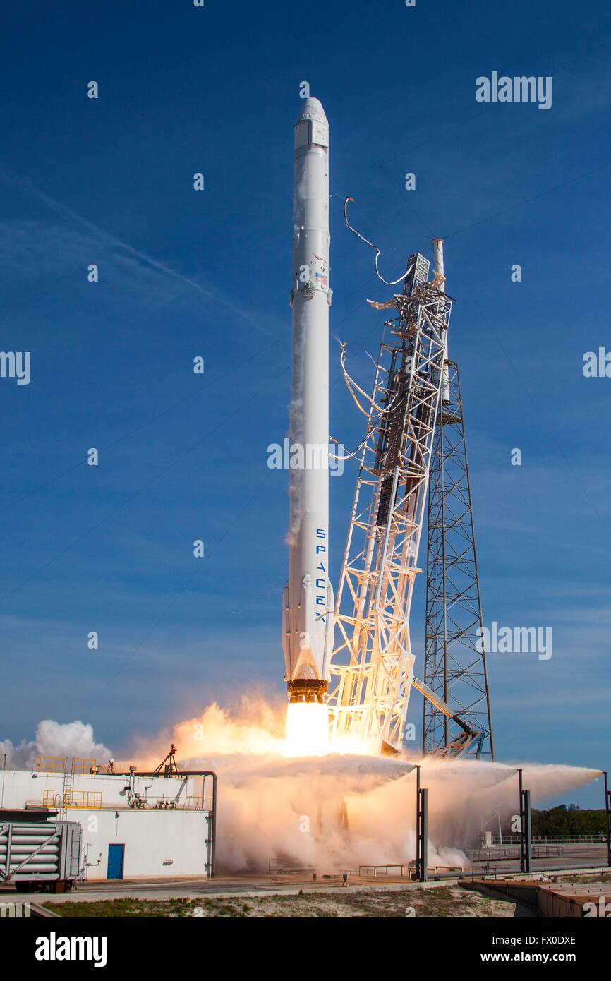 The SpaceX Falcon 9 carrying the Dragon cargo capsule blasts off from ...