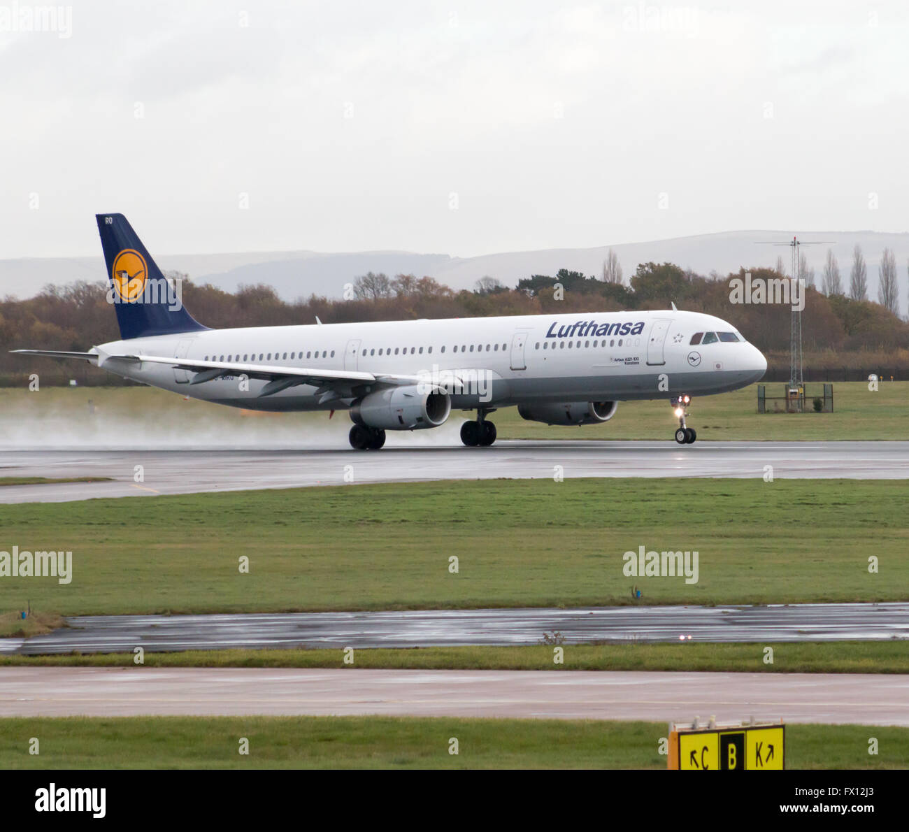 Lufthansa airbus a321 taking off hi-res stock photography and images ...