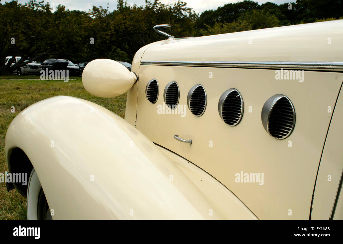 Cream colored vintage car hi-res stock photography and images - Alamy