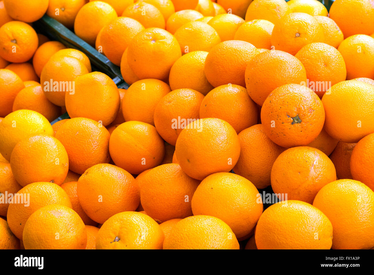 Oranges pile hi-res stock photography and images - Alamy