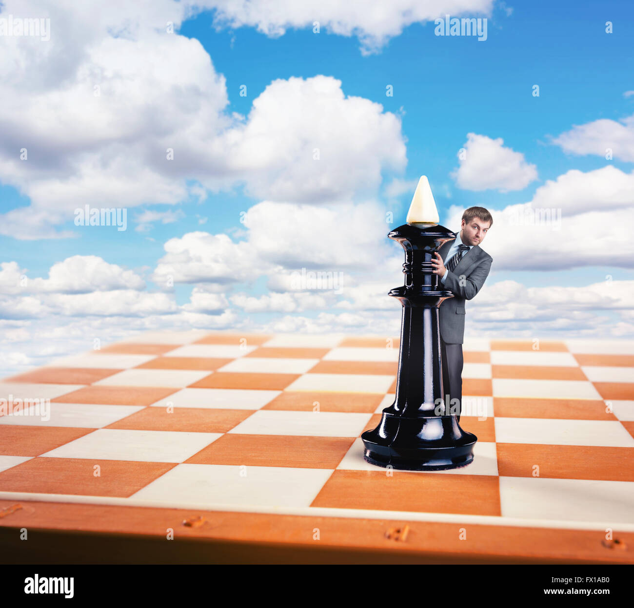 King on chess board hi-res stock photography and images - Alamy