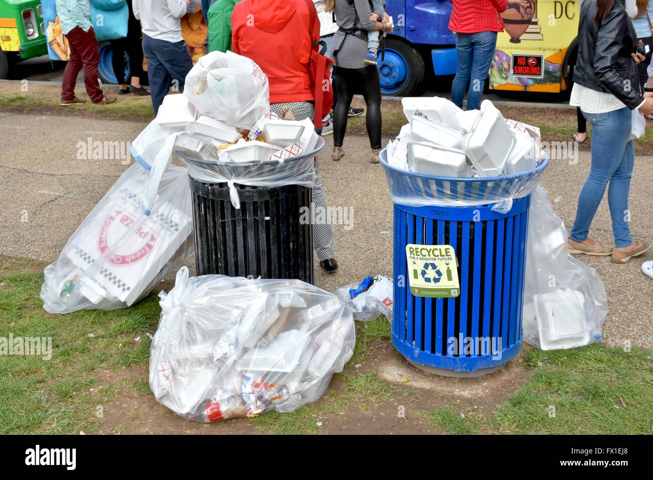 Trash cans overflowing at the National Mall in Washington DC Stock ... Trash cans overflowing at the National Mall in Washington DC Stock ...