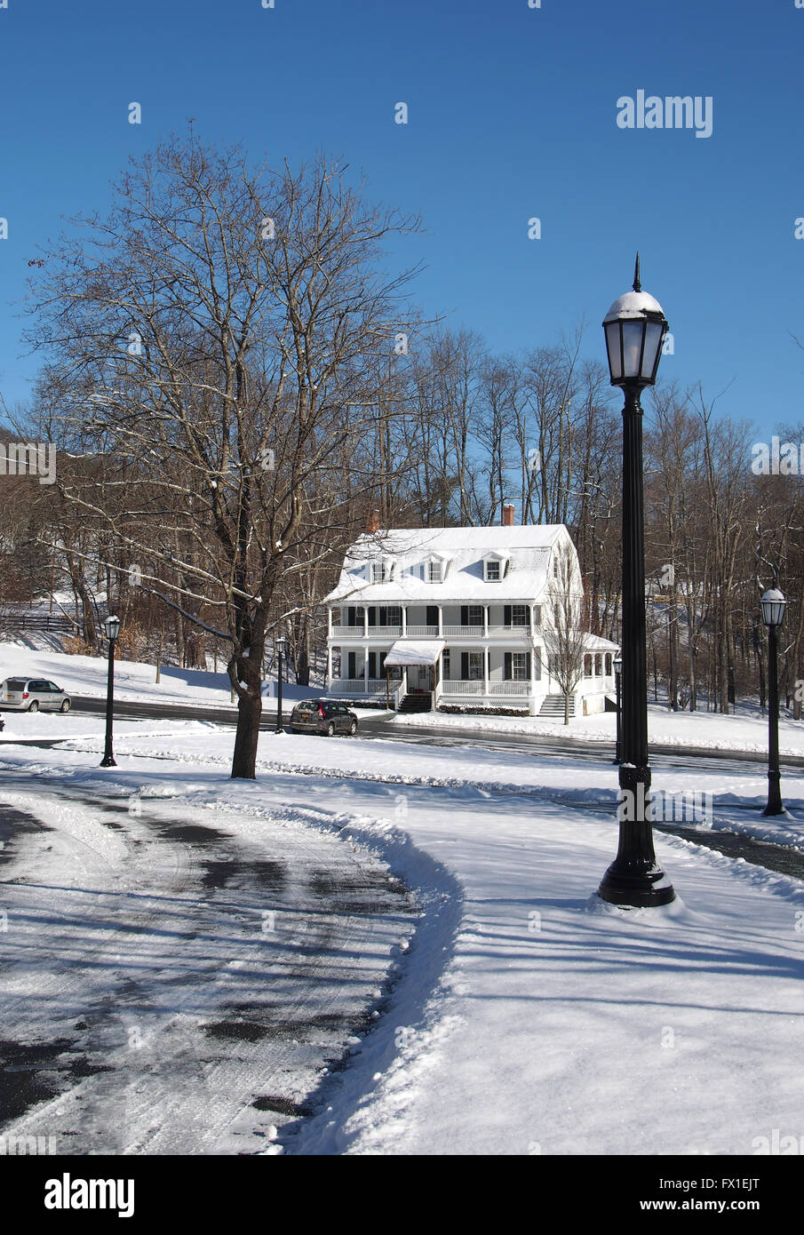 pretty home in winter Stock Photo - Alamy