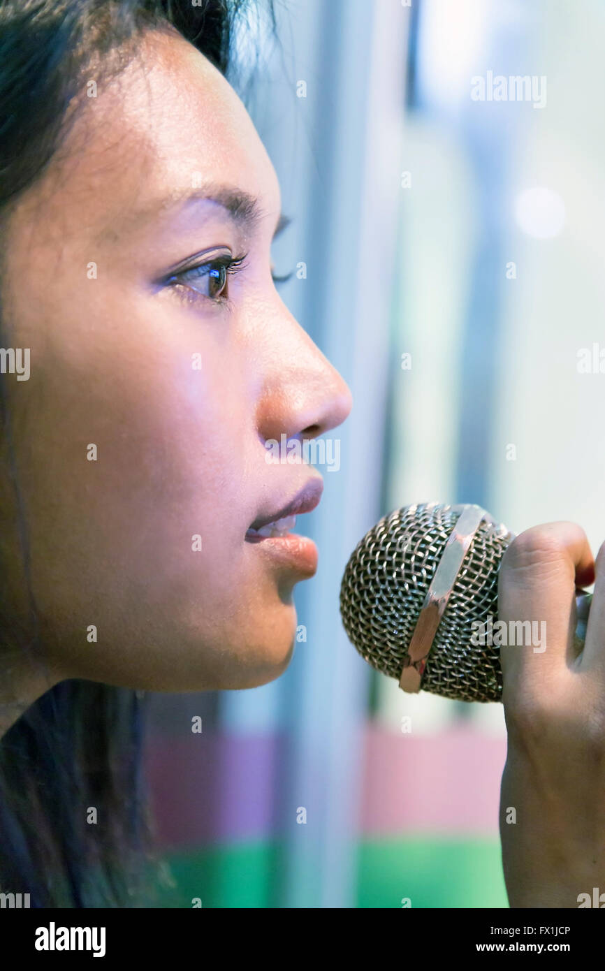 Face microphone hi-res stock photography and images - Alamy