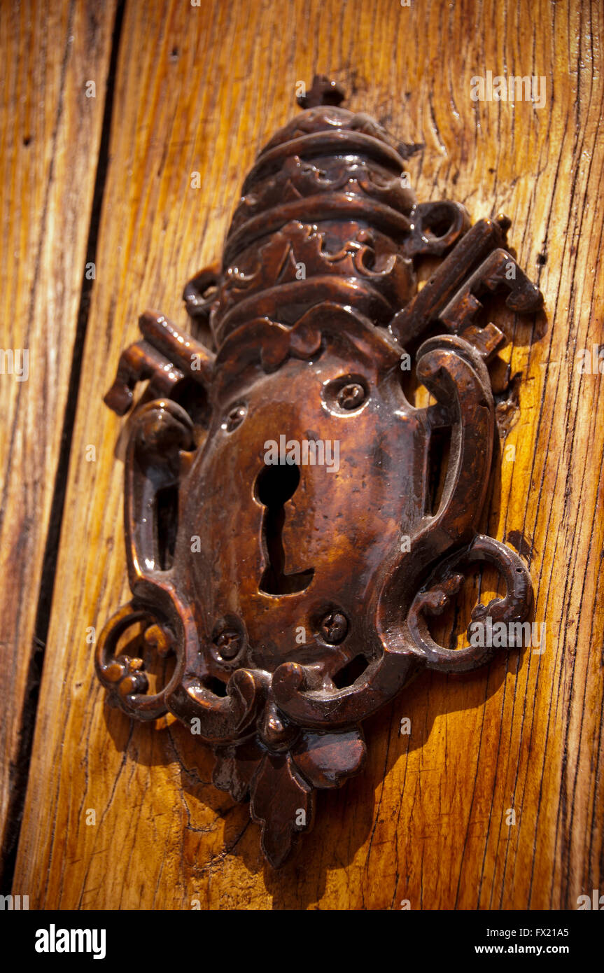 Ornated bronze keyhole at the wooden door Stock Photo - Alamy
