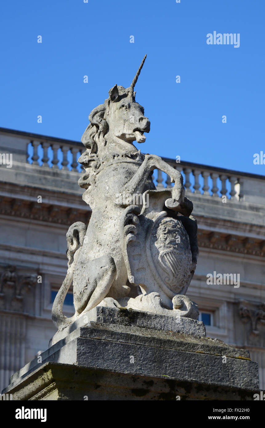 Buckingham palace wall hi-res stock photography and images - Alamy