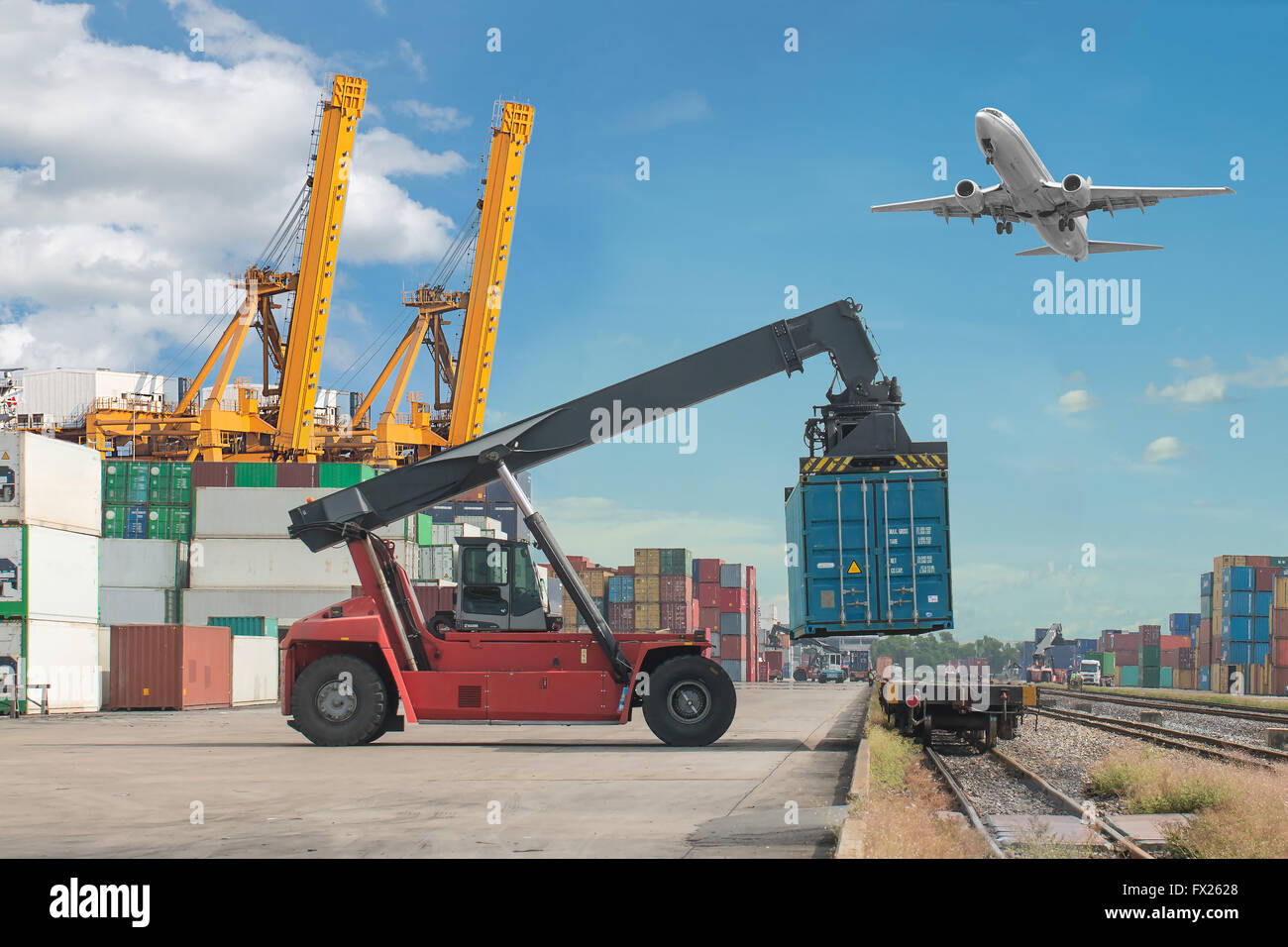 Container forklift hi-res stock photography and images - Alamy