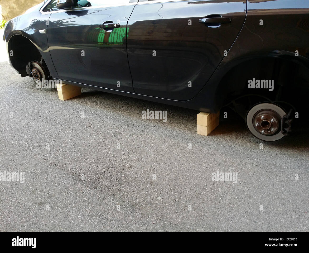 theft of car tires on the road Stock Photo - Alamy